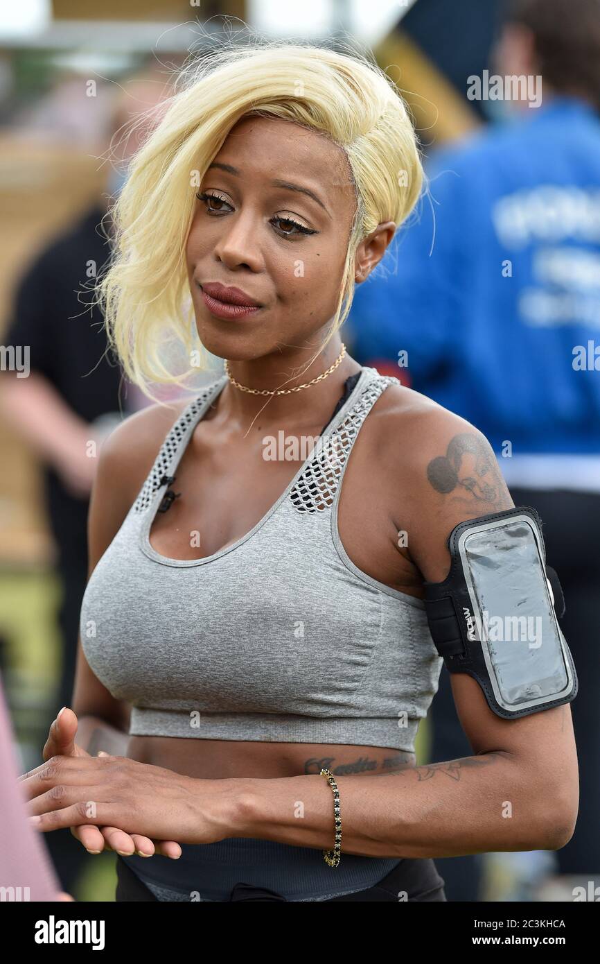 Imarn ayton black lebt materie -Fotos und -Bildmaterial in hoher ...