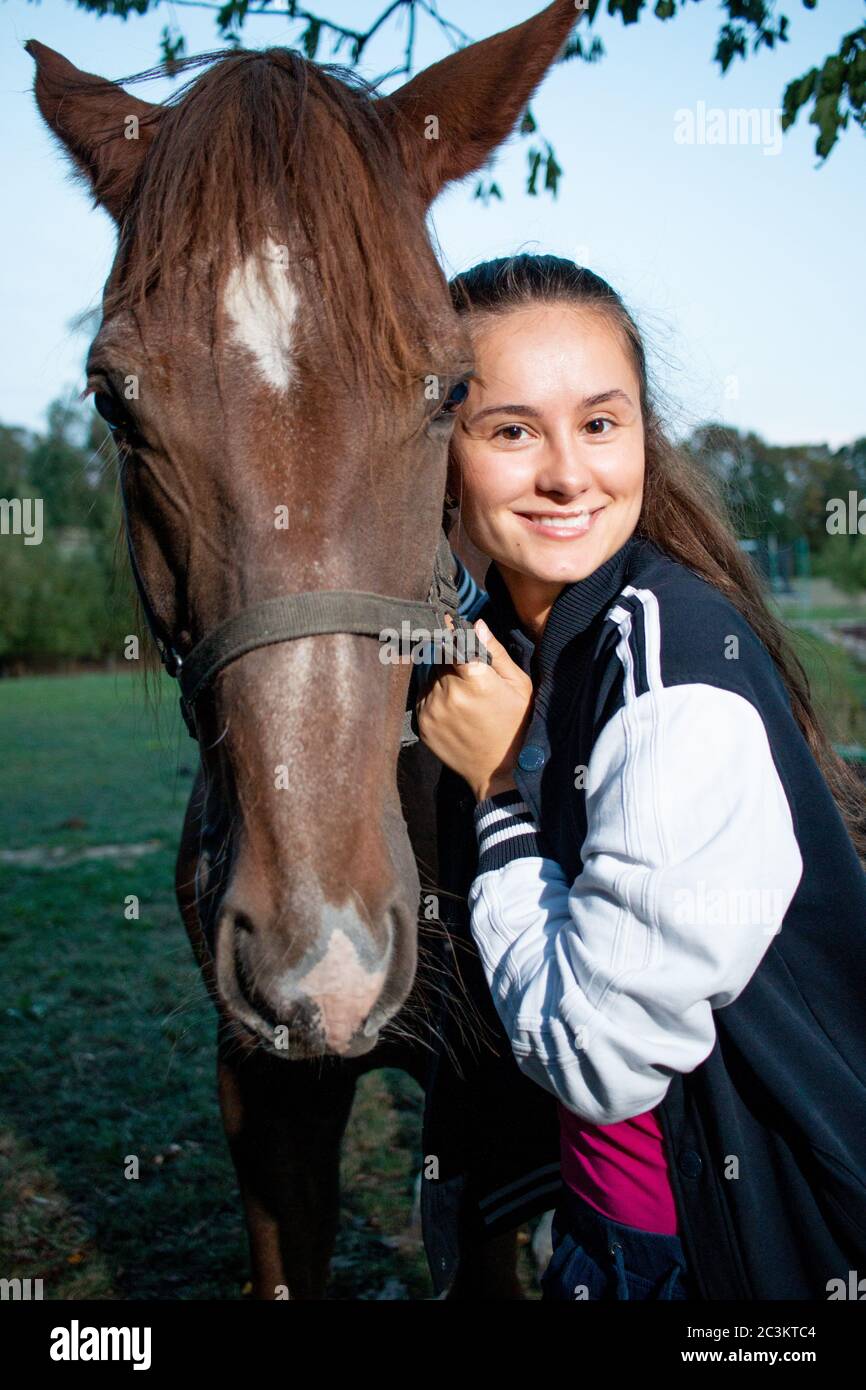 Frau reiten pony -Fotos und -Bildmaterial in hoher Auflösung – Alamy