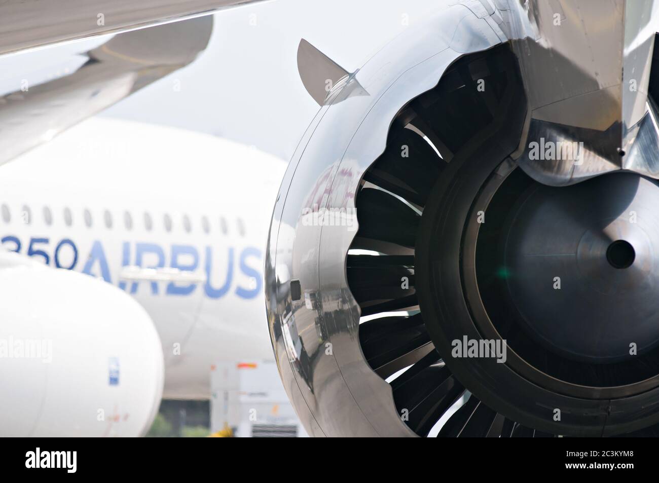 SINGAPUR - FEBRUAR 11: Triebwerk der Qatar Airways Boeing 787 ...