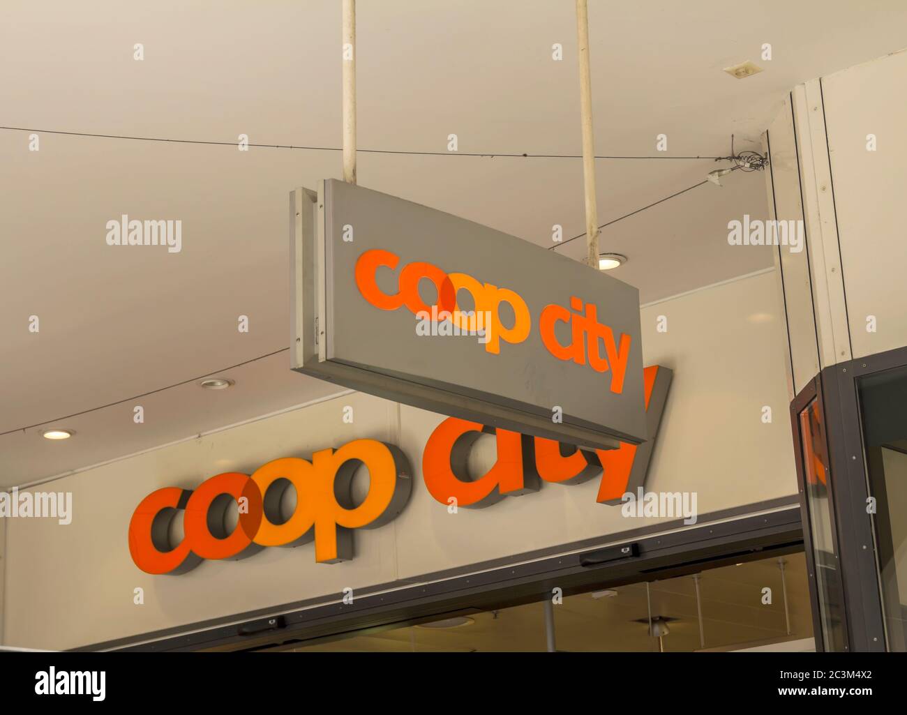 Cooperative supermarket shelf -Fotos und -Bildmaterial in hoher ...