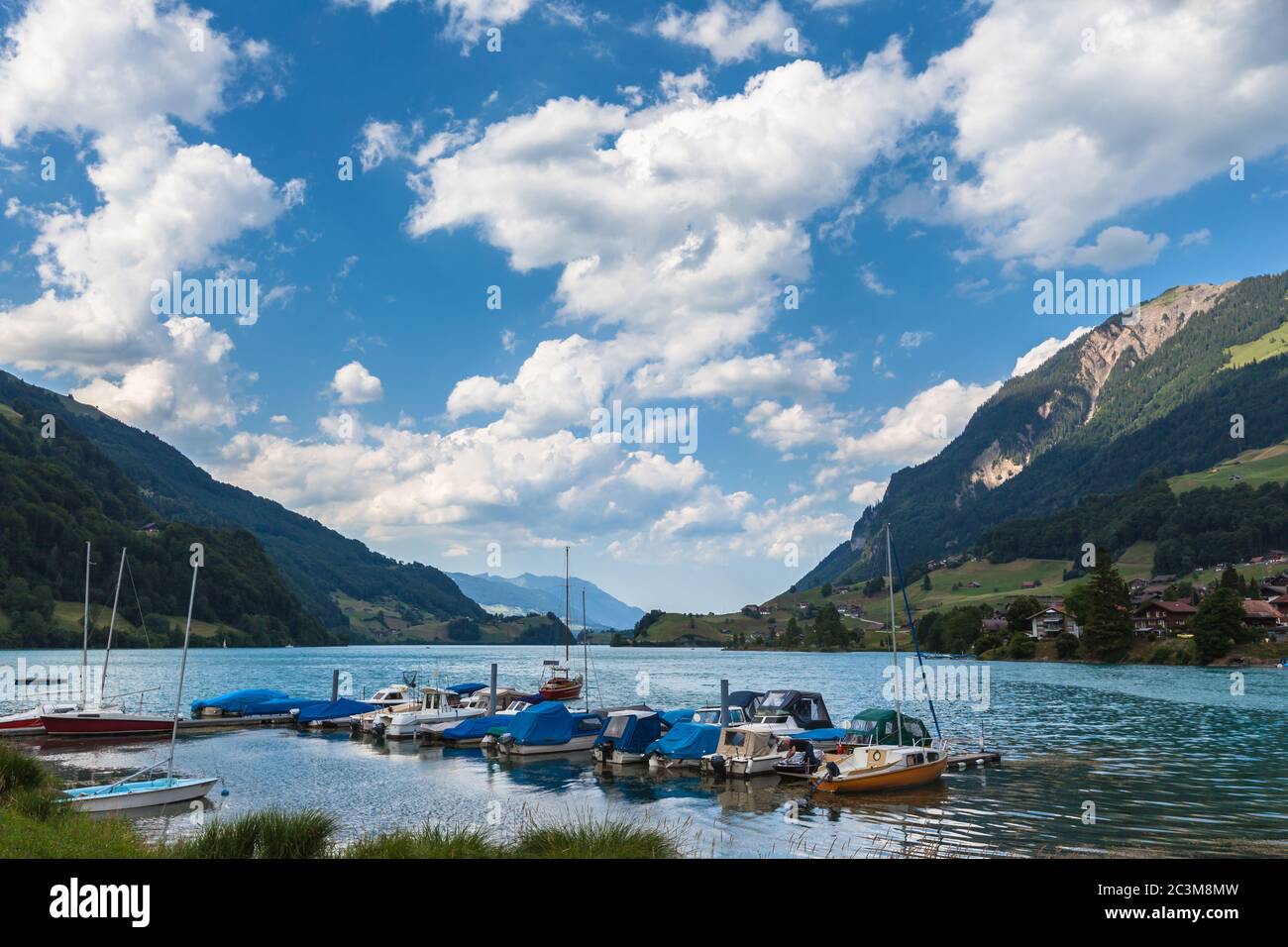 Panoramablick auf den Lungernsee auf das Berner Oberland der Schweiz ...