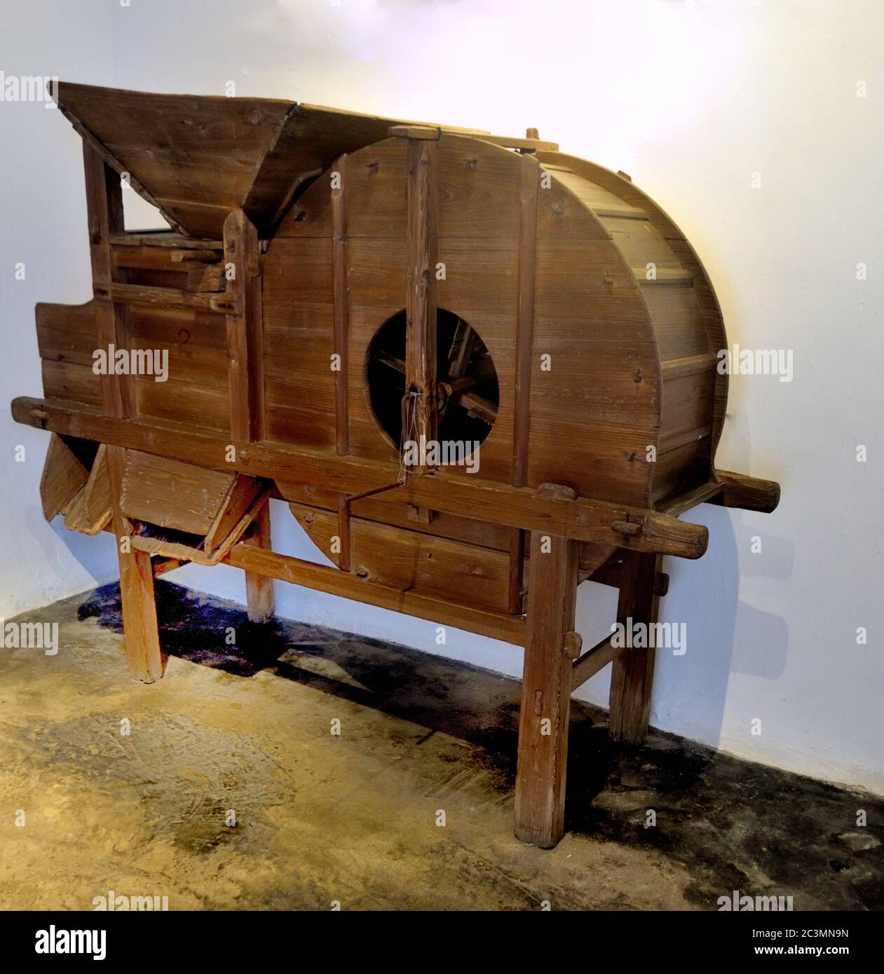 Traditionelles winnowing -Fotos und -Bildmaterial in hoher Auflösung ...