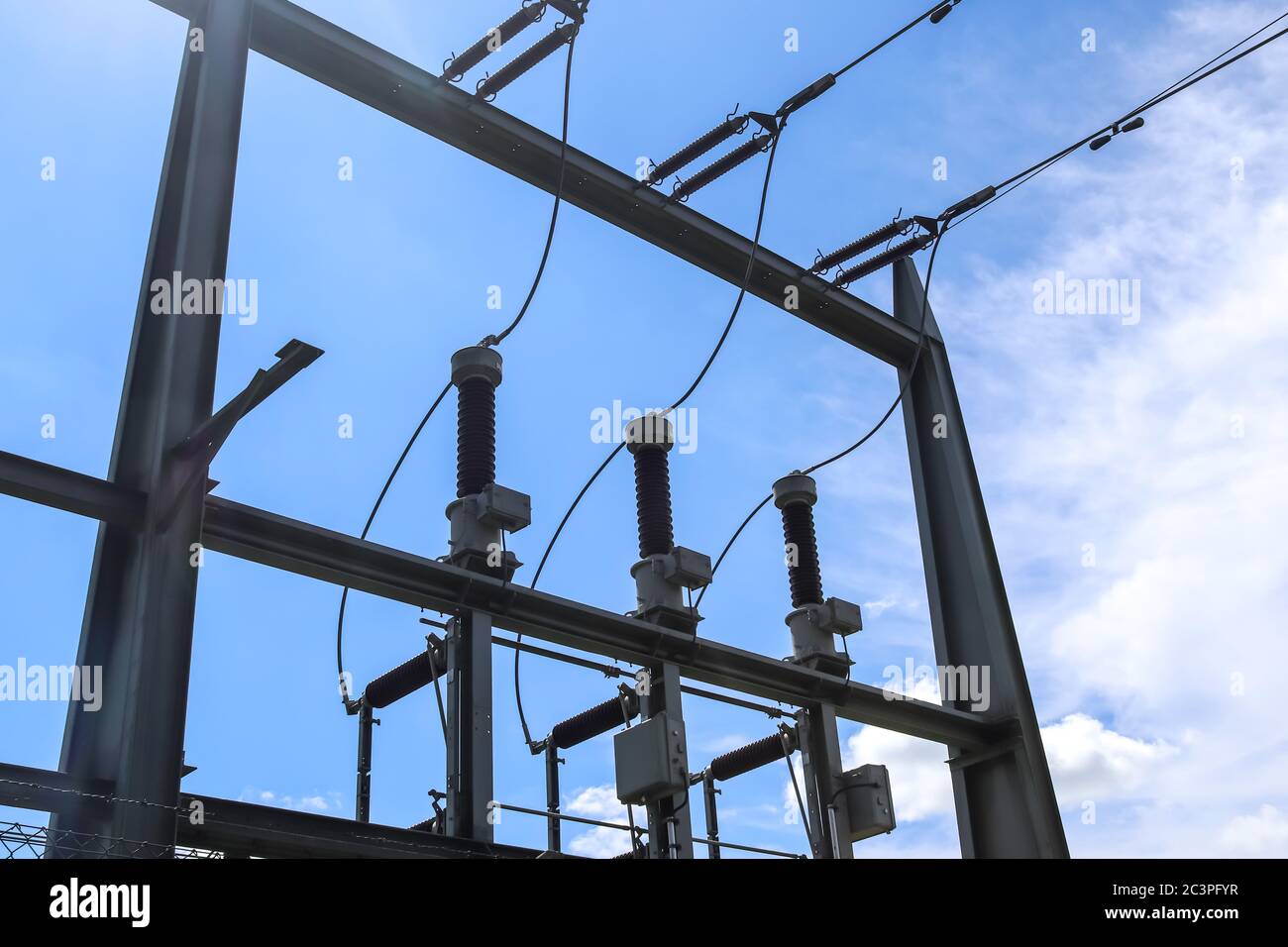 Elektrischer Transformator. Verteilung der elektrischen Energie in ...