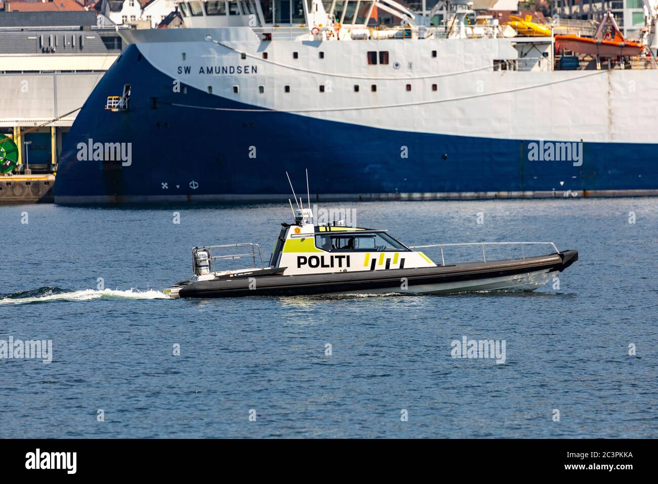 Polizei, Polizeischiff Kjoelen (Kjølen) in Byfjorden, Ankunft im Hafen ...