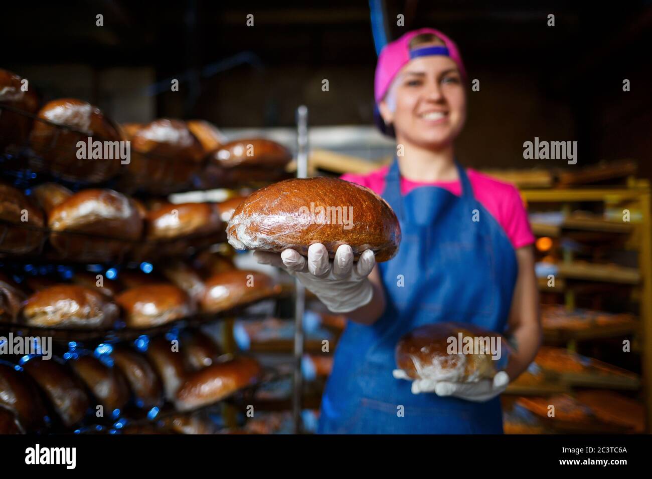 Eine Bäckerin ist am Arbeitsplatz in der Bäckerei. Ein professioneller ... Eine Bäckerin ist am Arbeitsplatz in der Bäckerei. Ein professioneller ...