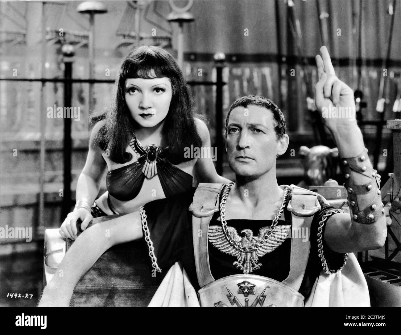 CLAUDETTE COLBERT als Cleopatra und WARREN WILLIAM als Julius Caesar in ...
