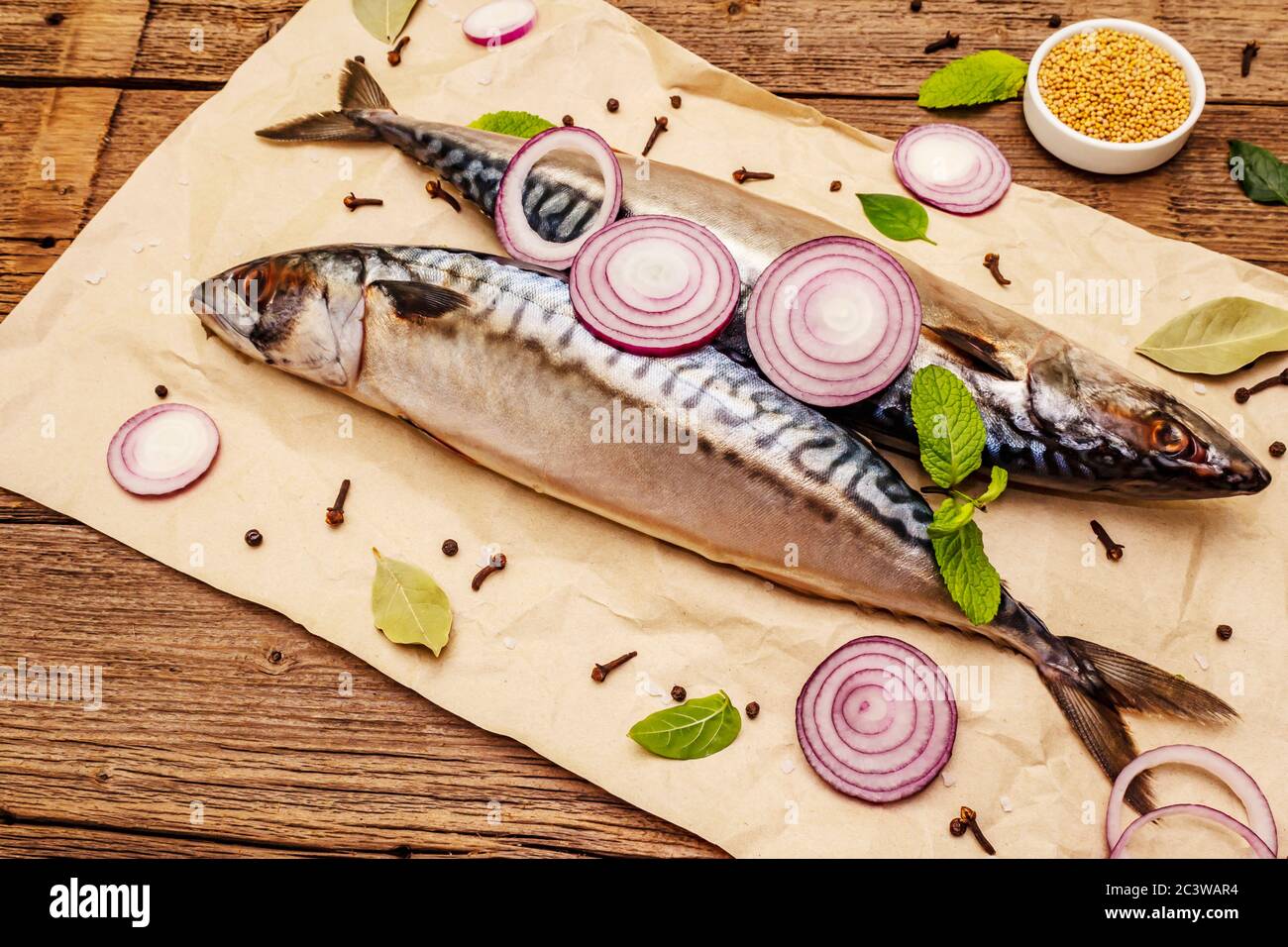 Eingelegte ganze Makrele. Traditioneller norwegischer würziger Fisch ...