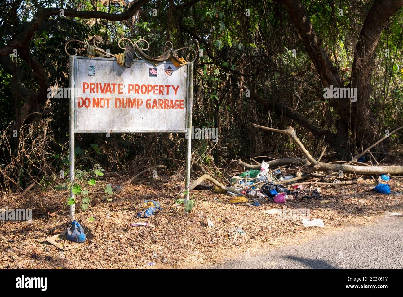 Müll an der Straße neben einem Schild, Dump Not Dump Garbage, Goa ...