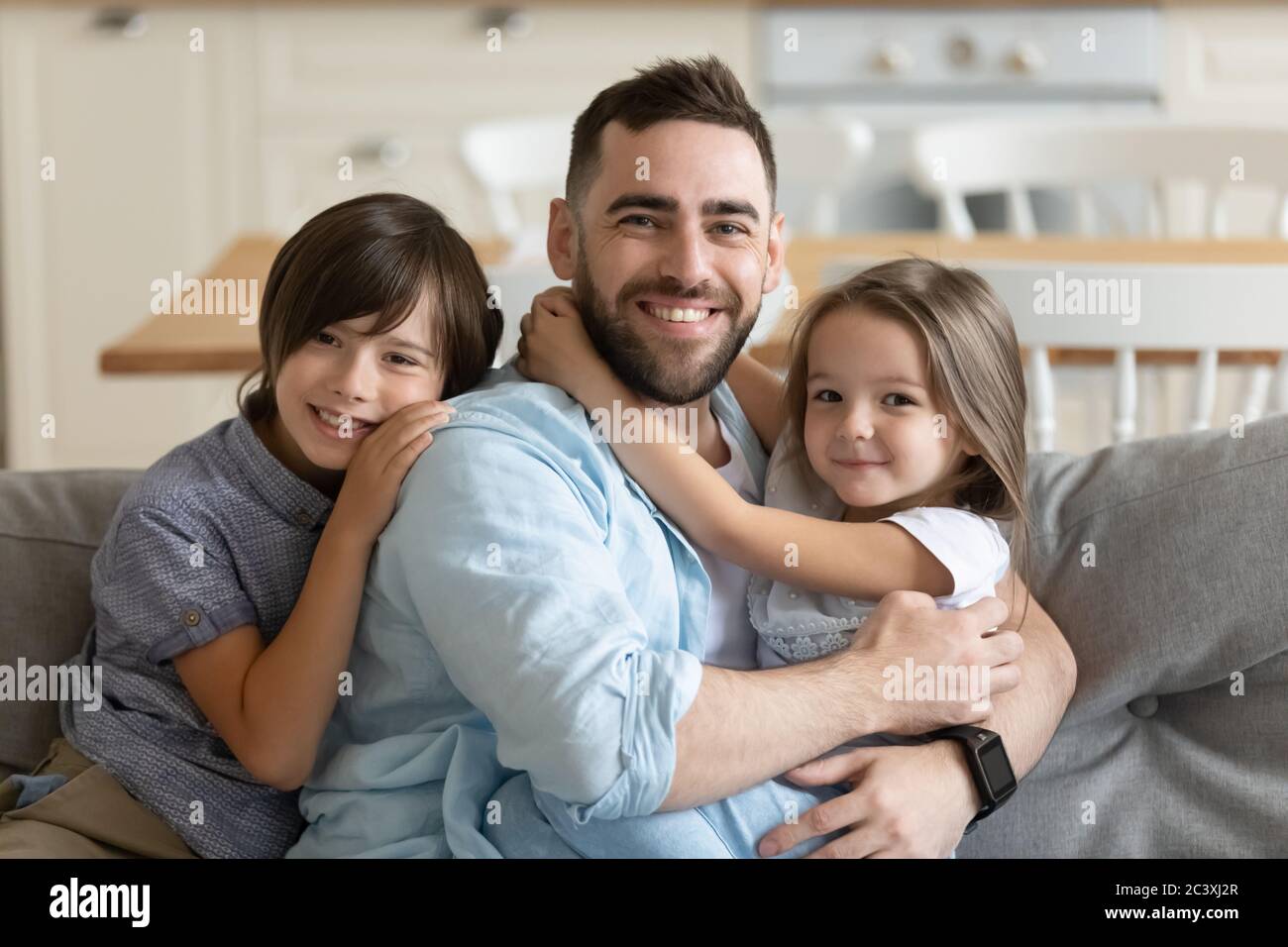 Vater und drei kinder -Fotos und -Bildmaterial in hoher Auflösung – Alamy