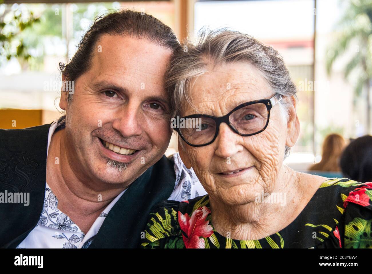 Familiäre beziehungen zwischen söhnen und müttern -Fotos und ...