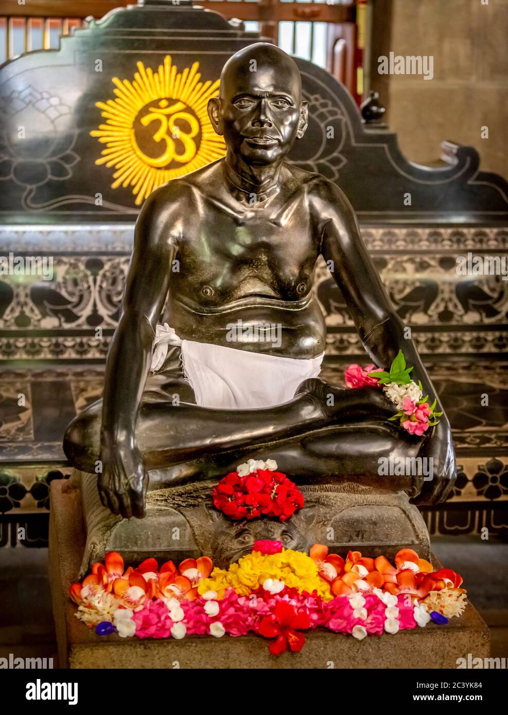 TIRUVANNAMALAI, INDIEN - März 2018, circa. Statue und Bilder an der ...