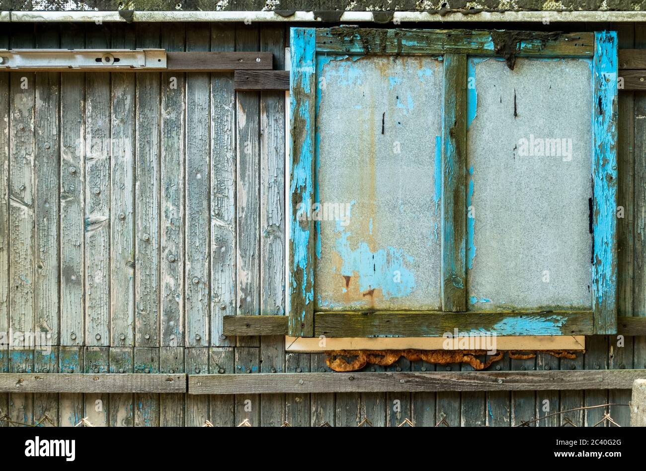 Old wooden barn window shutter -Fotos und -Bildmaterial in hoher ...