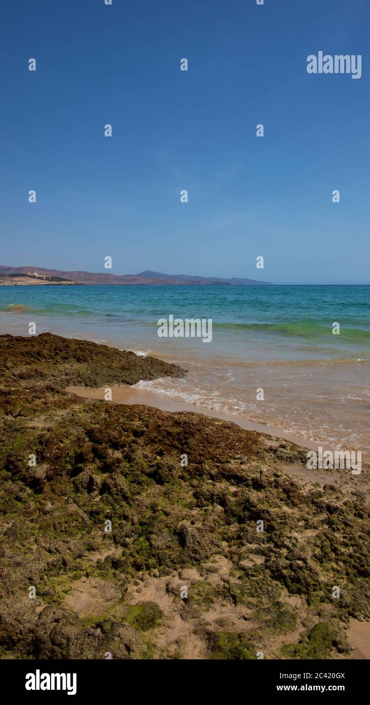Costa Calma, ein unberührter türkisfarbener Strand mit flachem Wasser ...