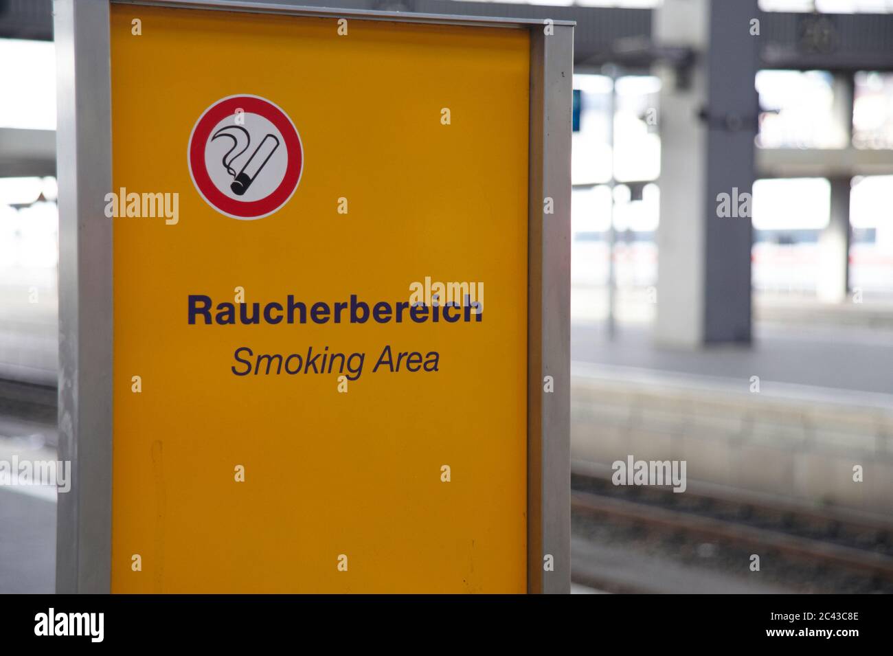 Raucherbereich auf dem bahnsteig -Fotos und -Bildmaterial in hoher ...