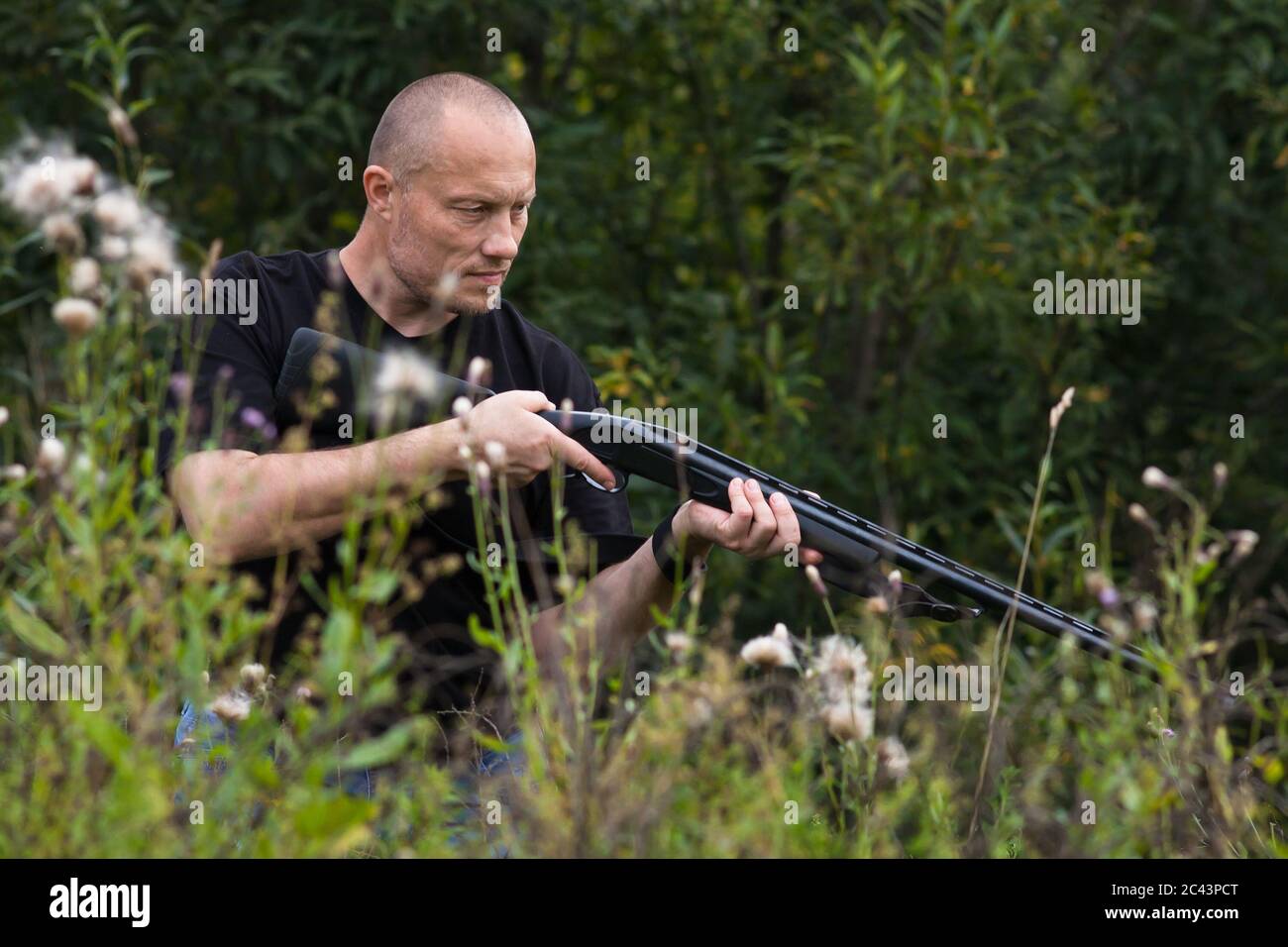 Jagd mit einer waffe -Fotos und -Bildmaterial in hoher Auflösung – Alamy