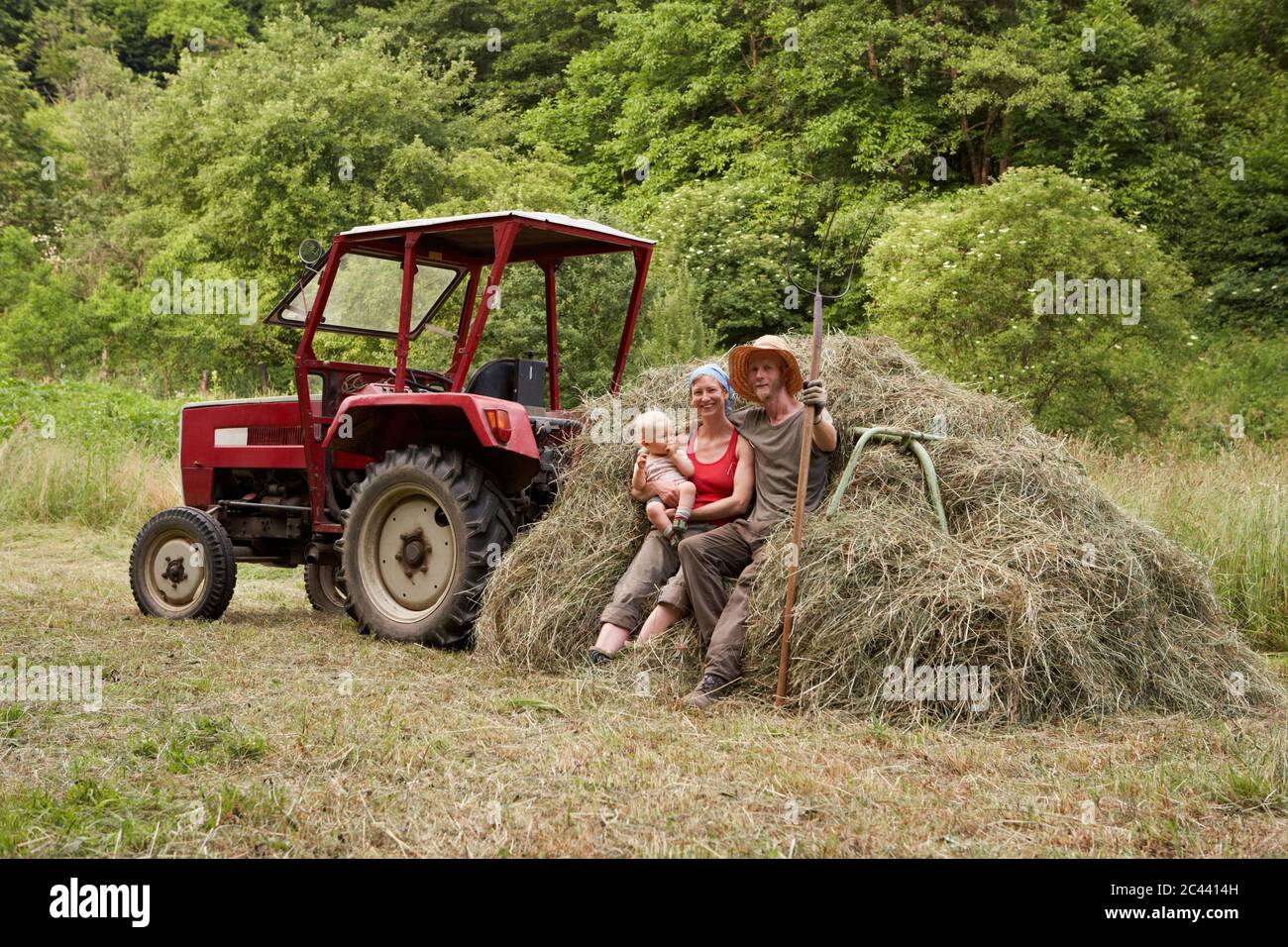 Mann sitzt auf einem heuhaufen -Fotos und -Bildmaterial in hoher Auflösung – Alamy