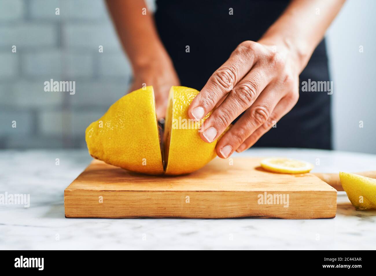 Zitronen schneiden -Fotos und -Bildmaterial in hoher Auflösung – Alamy