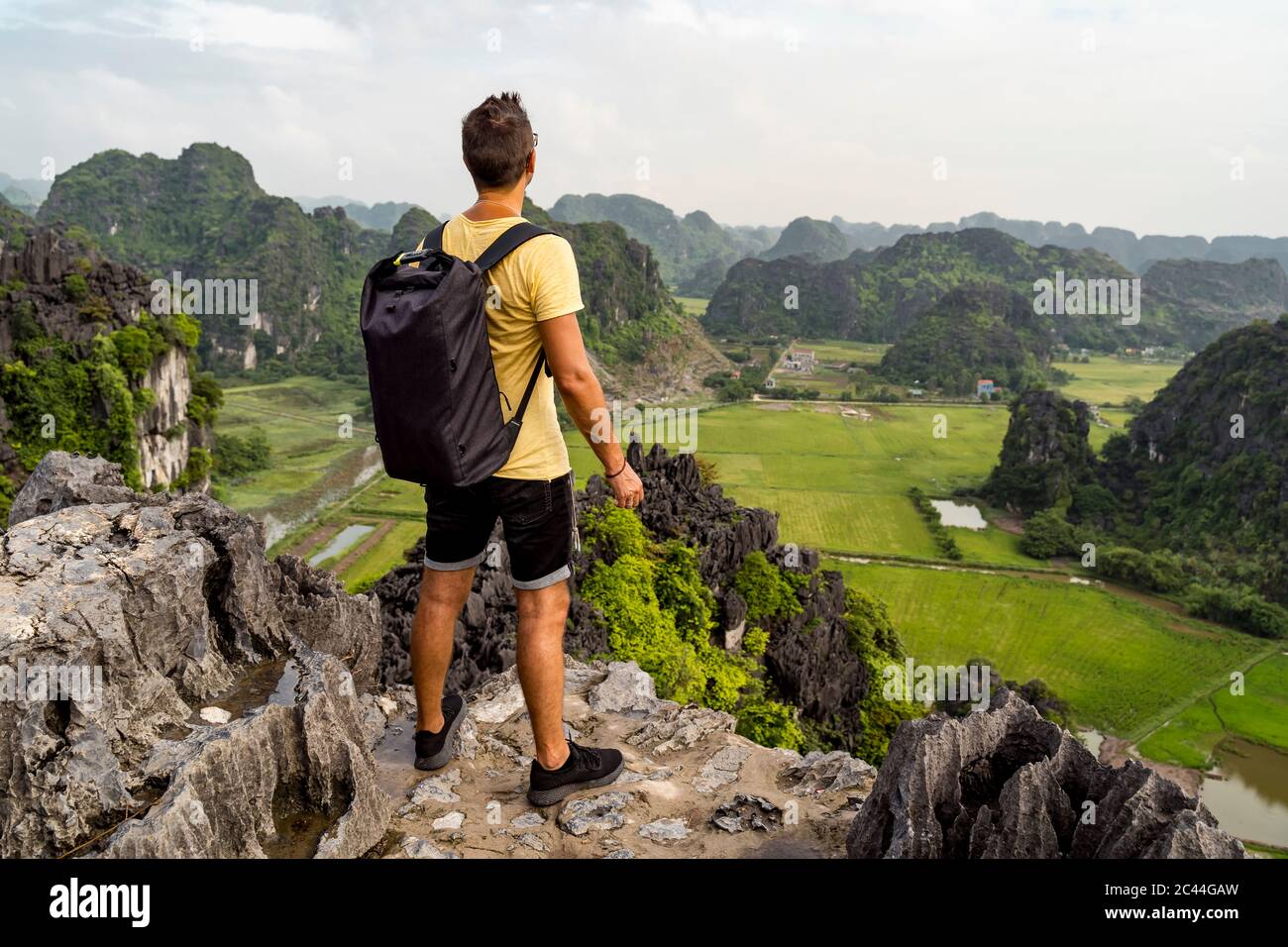 Vietnam, Ninh Binh Provinz, Ninh Binh, Male Wanderer bewundern die ...