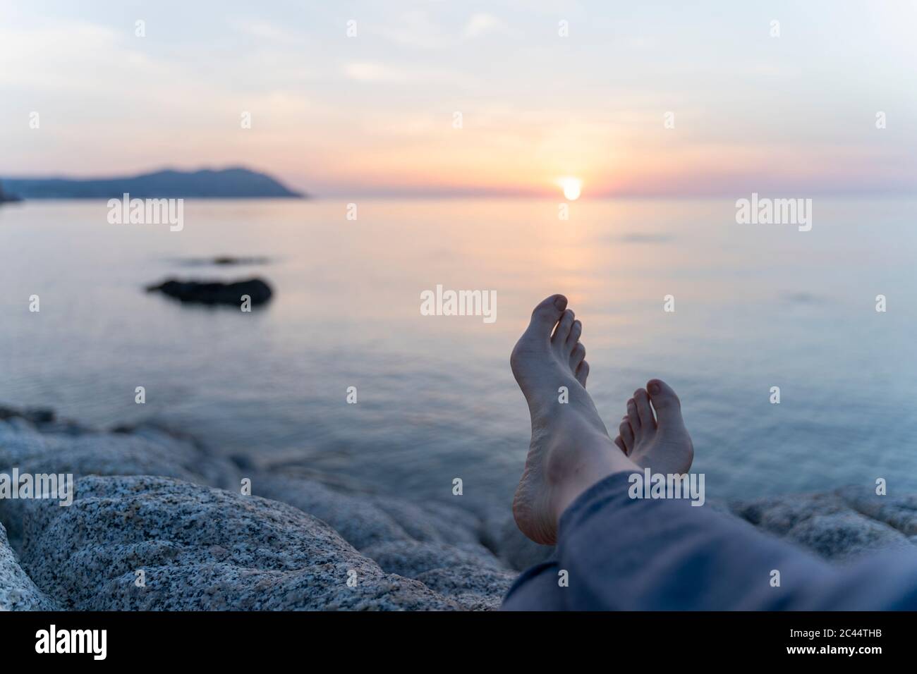Woman lying on beach legs -Fotos und -Bildmaterial in hoher Auflösung ...