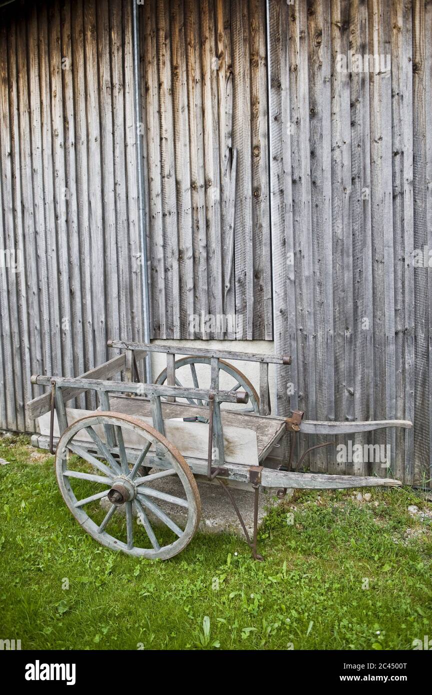 Hölzerner handwagen -Fotos und -Bildmaterial in hoher Auflösung – Alamy