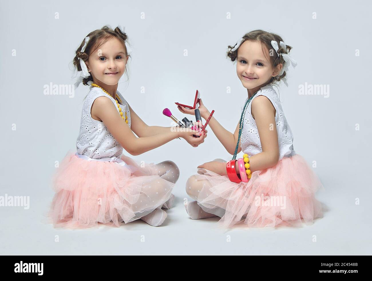 Two little girls hugging laughing -Fotos und -Bildmaterial in hoher Auflösung – Alamy