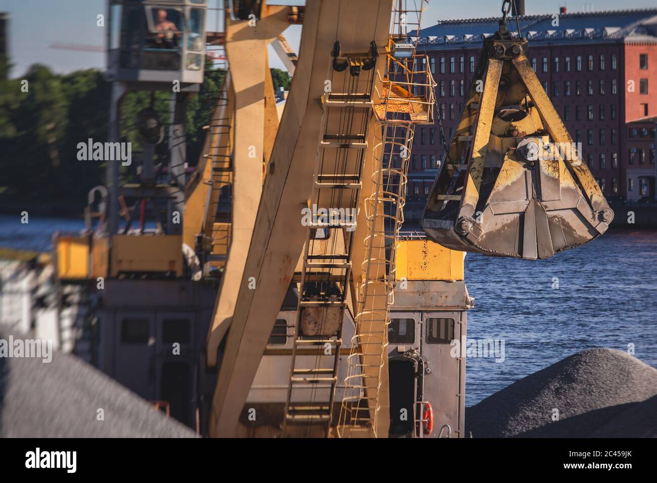 Bulk-Handling-Kran Entladen Sand, Straße Metall und Kies von ...