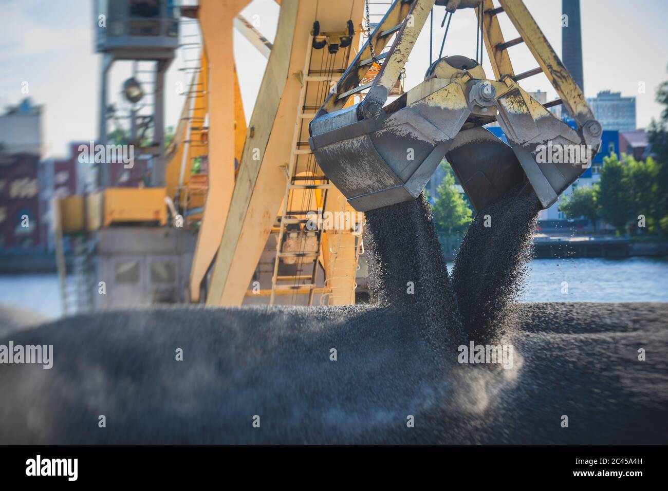 Bulk-Handling-Kran Entladen Sand, Straße Metall und Kies von ...