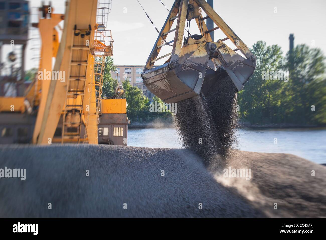 Bulk-Handling-Kran Entladen Sand, Straße Metall und Kies von ...