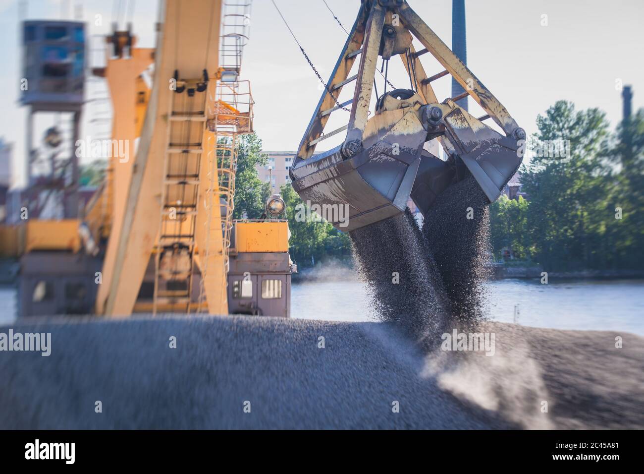 Bulk-Handling-Kran Entladen Sand, Straße Metall und Kies von ...