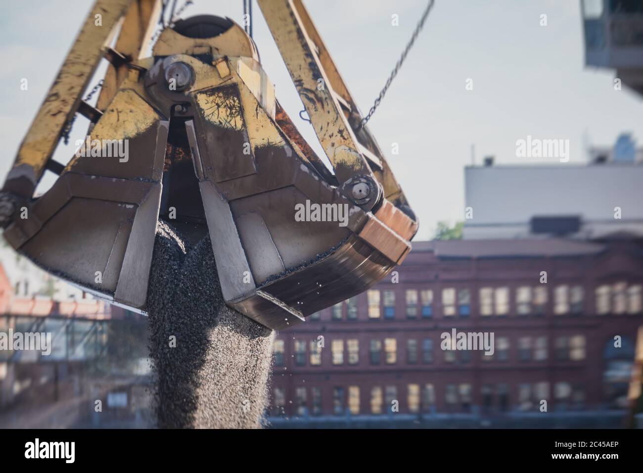 Bulk-Handling-Kran Entladen Sand, Straße Metall und Kies von ...