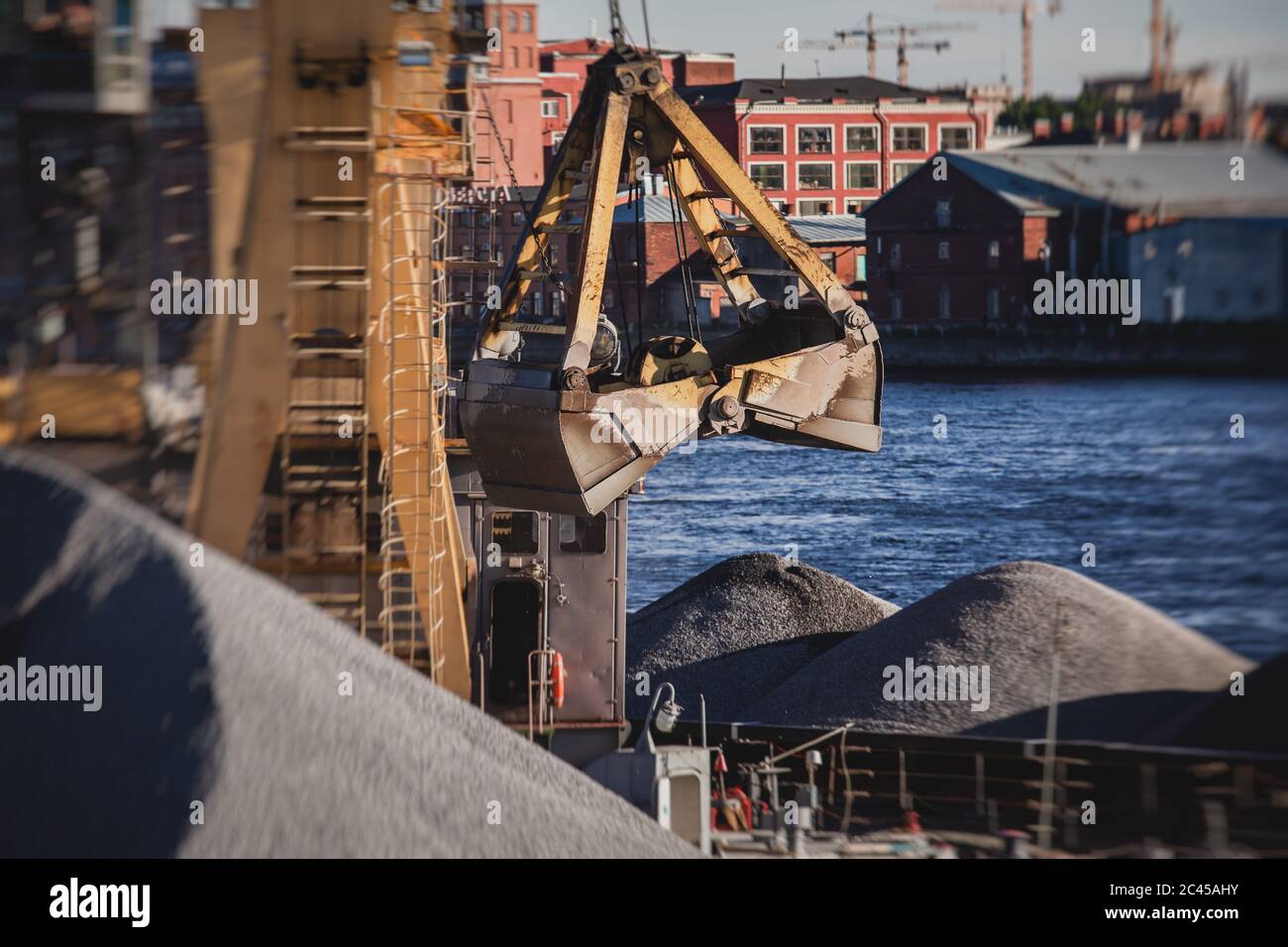 Bulk-Handling-Kran Entladen Sand, Straße Metall und Kies von ...