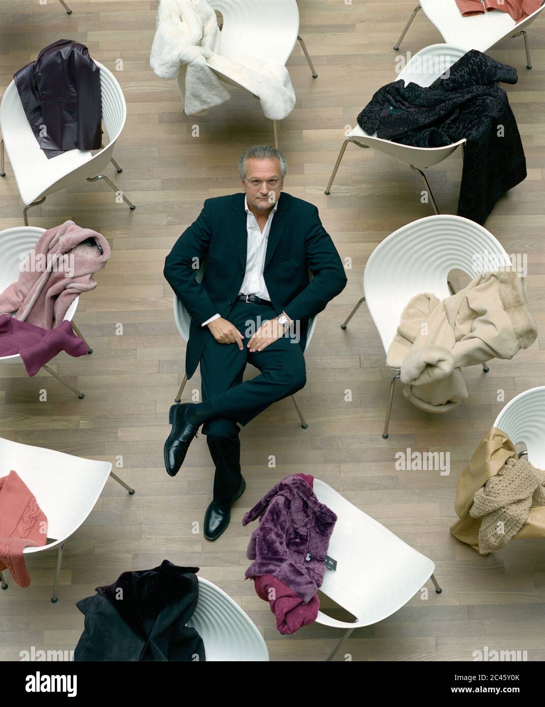 Männer, die kleider der frauen tragen -Fotos und -Bildmaterial in hoher ...