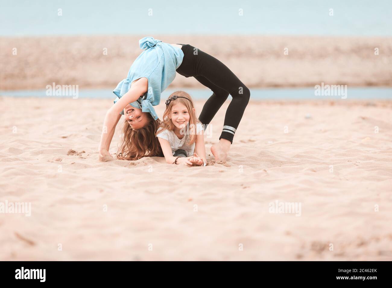 Gymnastik am strand -Fotos und -Bildmaterial in hoher Auflösung – Alamy