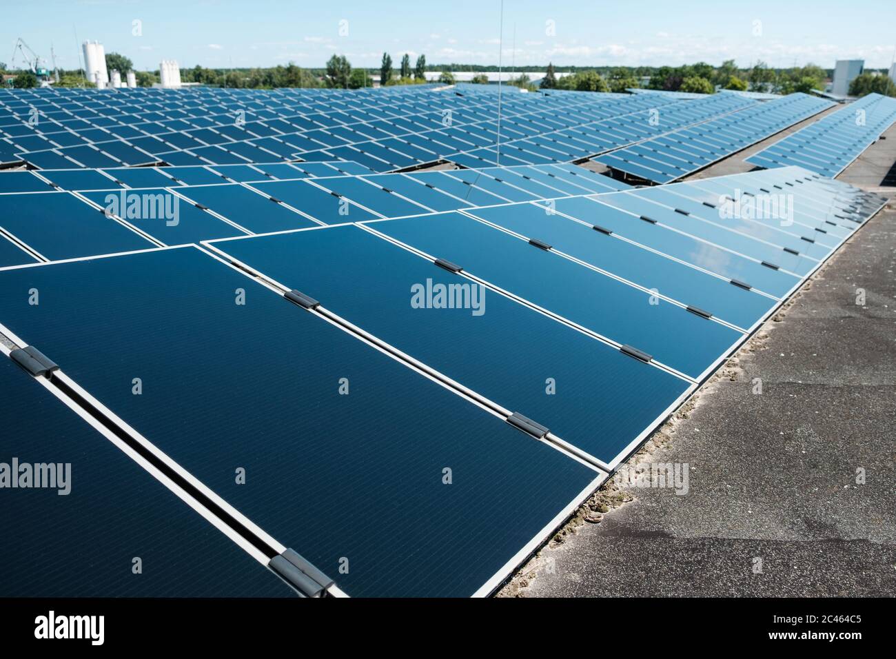Photovoltaik-Paneele auf Solar-Dachkraftwerk Stockfotografie - Alamy