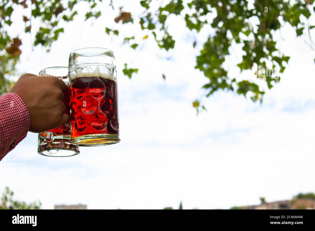 Prost bier -Fotos und -Bildmaterial in hoher Auflösung – Alamy