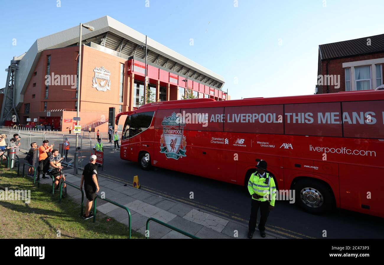 Fans liverpool mannschaftsbus -Fotos und -Bildmaterial in hoher ...