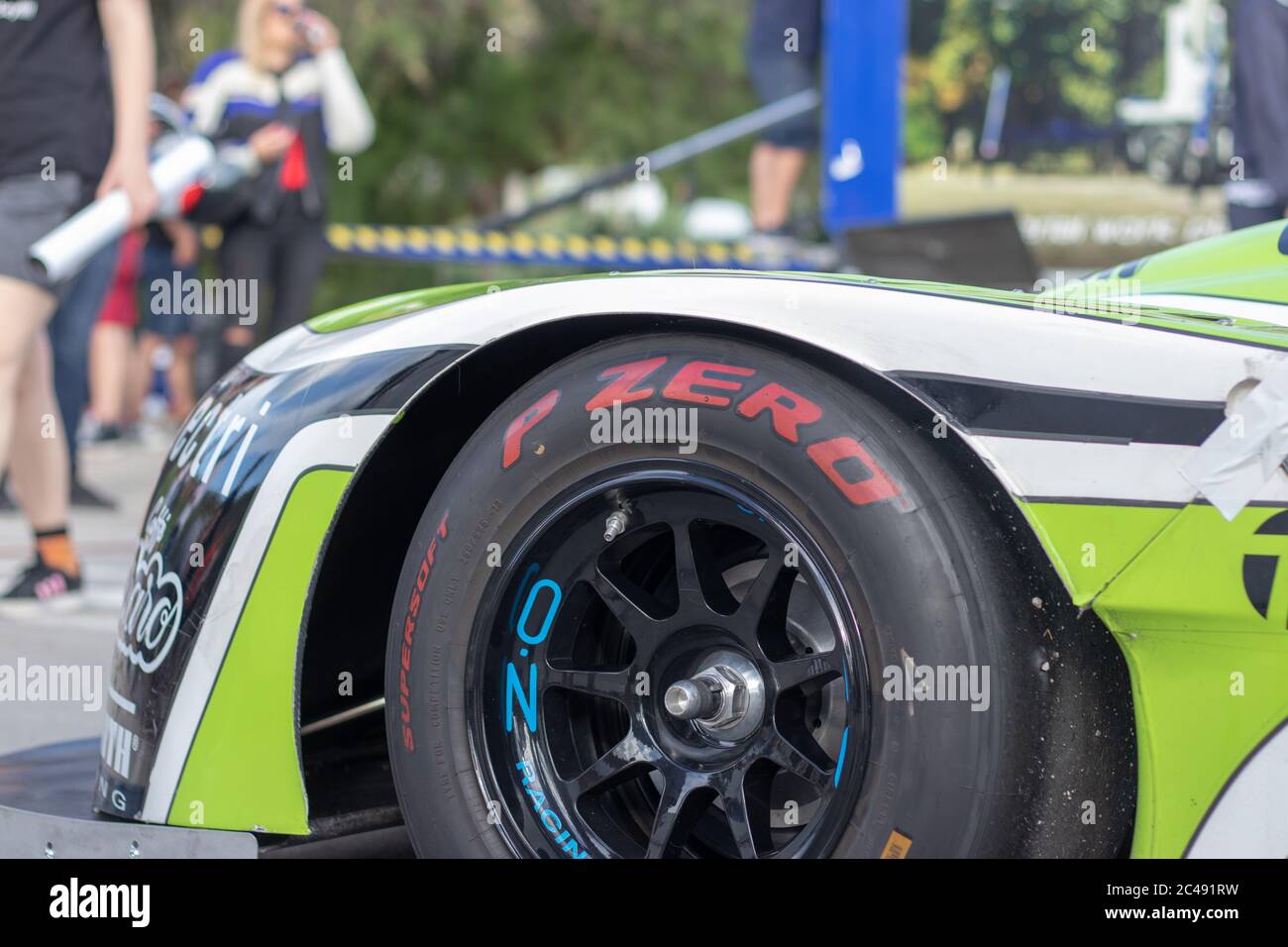 Gelber reifen 2019 pirelli -Fotos und -Bildmaterial in hoher Auflösung ...