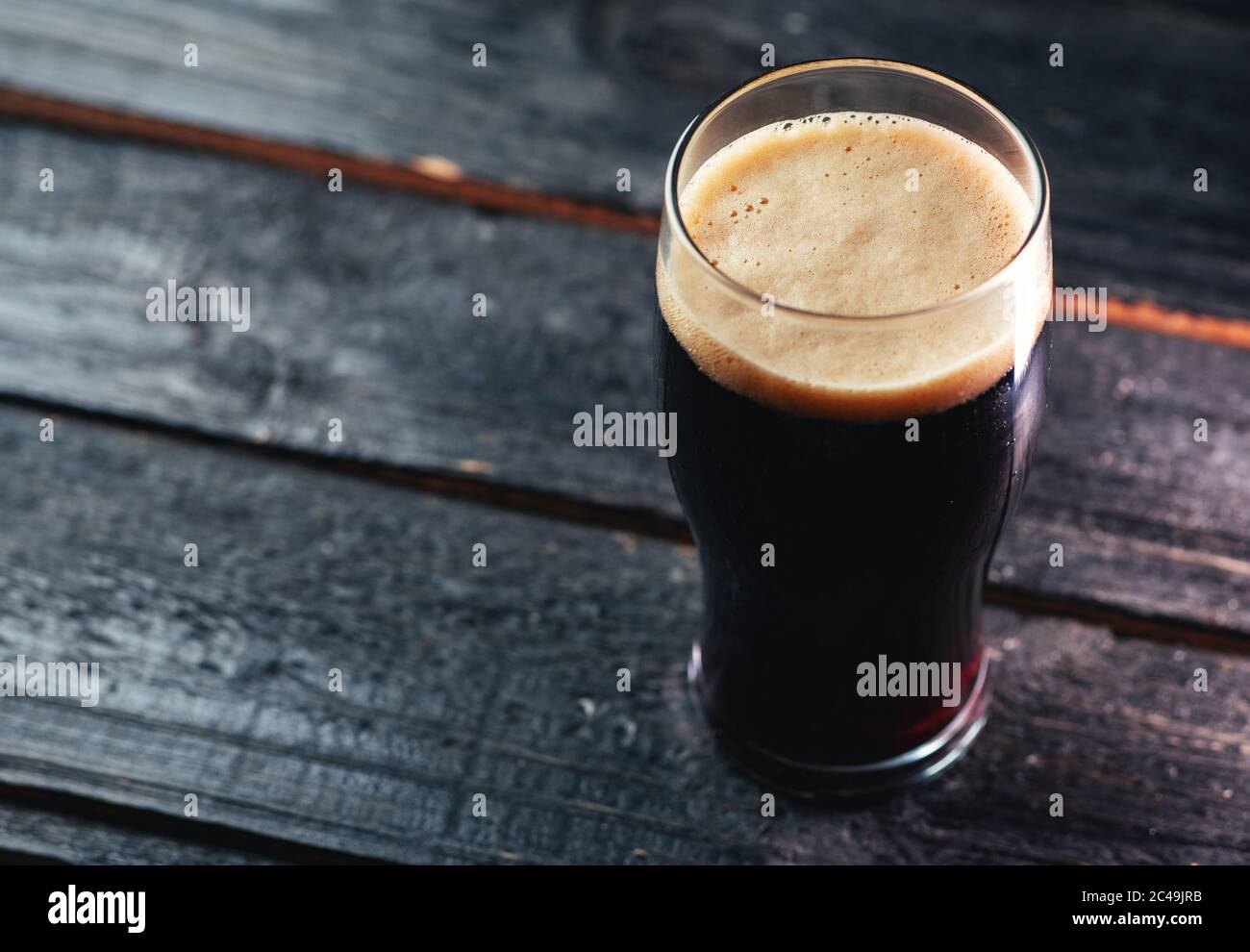 Bierglas Auf Dem Tisch Stockfotos und -bilder Kaufen - Alamy