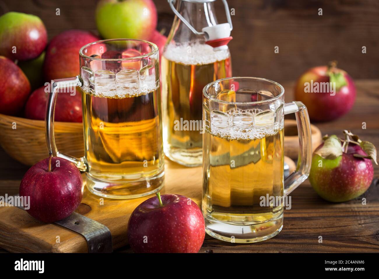 Apfelwein fallen trinken -Fotos und -Bildmaterial in hoher Auflösung ...