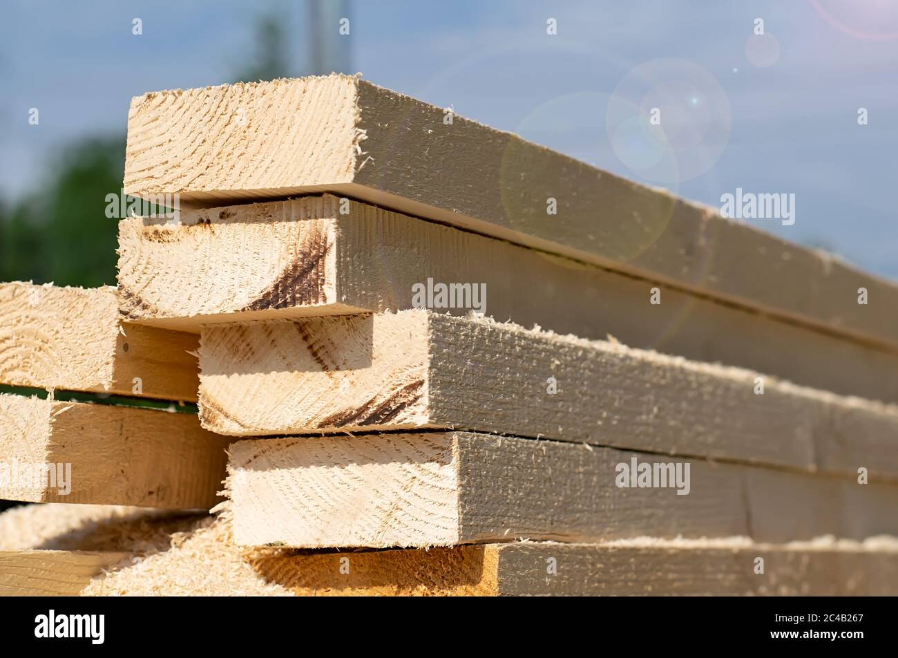 Bretter liegen in einer lagerhalle -Fotos und -Bildmaterial in hoher ...