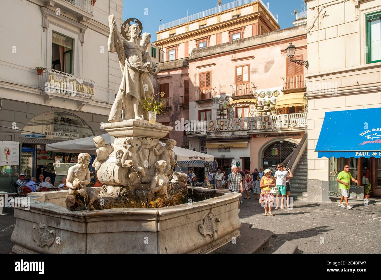 Statue des Heiligen Andreas auf der Piazza del Duomo in Amalfi, Italien ...
