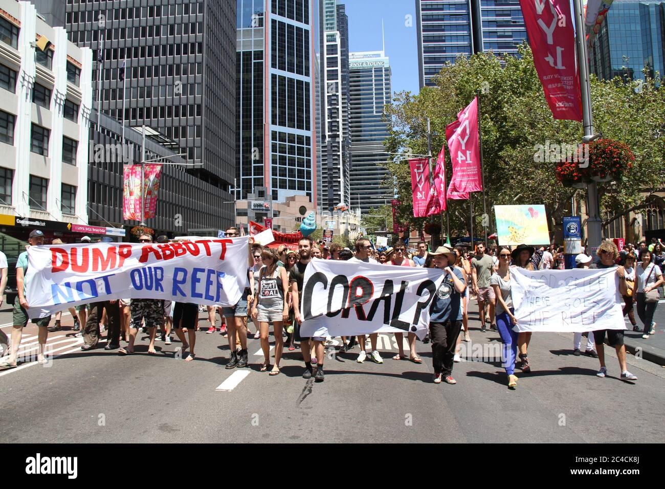 Demonstranten verlassen das Rathaus von Sydney, marschieren entlang der ...