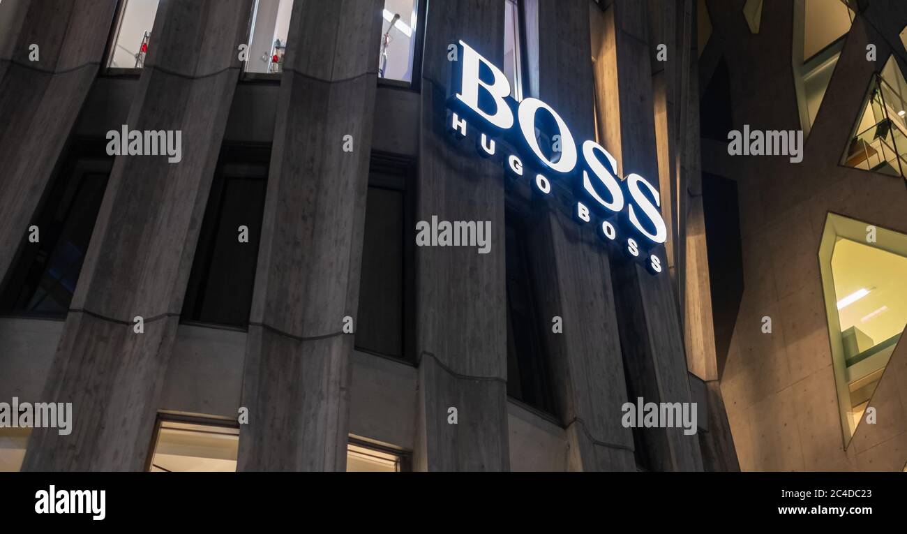 Hugo boss store front -Fotos und -Bildmaterial in hoher Auflösung – Alamy