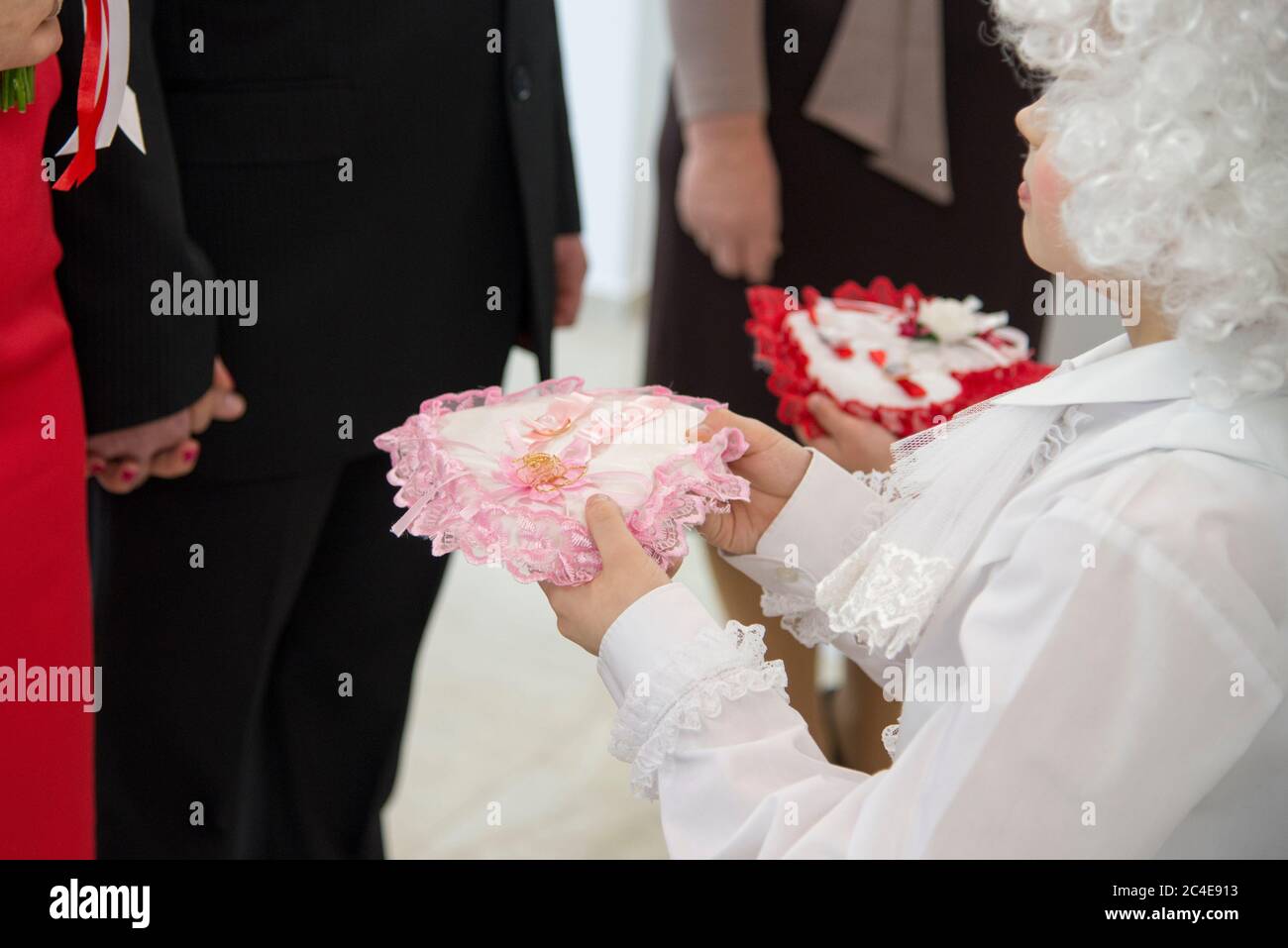 Familie mit zwei kindern hochzeit -Fotos und -Bildmaterial in hoher ...