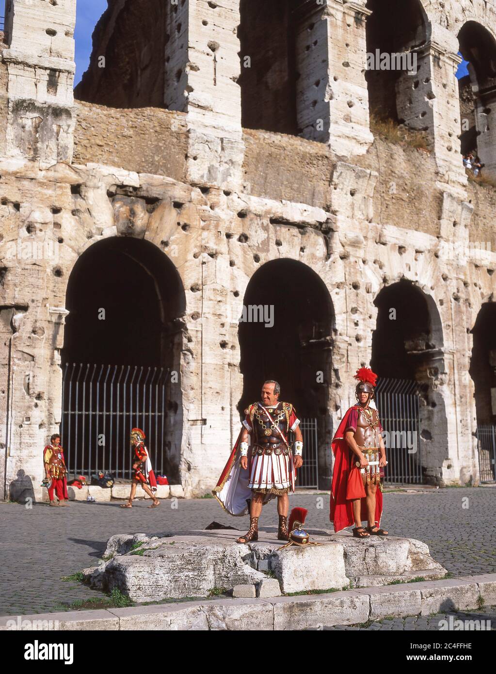 Roman soldier in front of colosseum -Fotos und -Bildmaterial in hoher ...