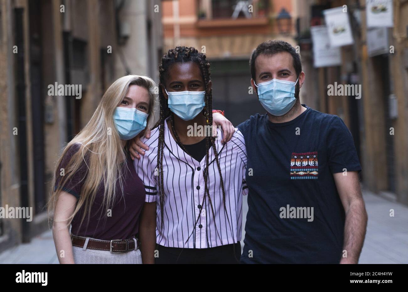 How to wear a mask -Fotos und -Bildmaterial in hoher Auflösung – Alamy