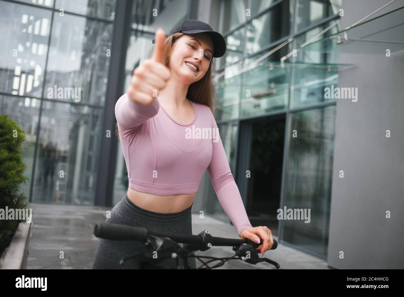 Radfahrer daumen hoch -Fotos und -Bildmaterial in hoher Auflösung – Alamy
