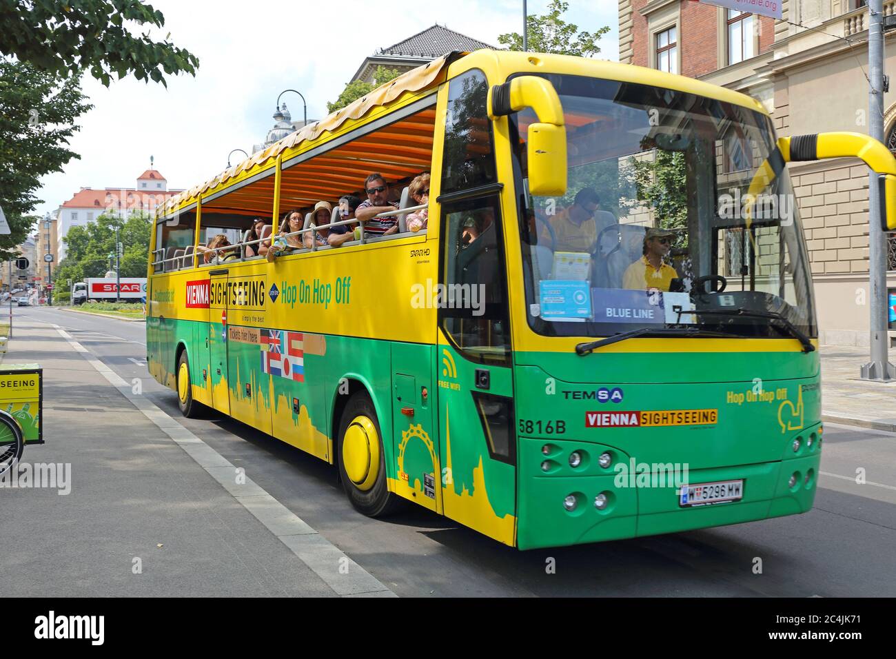 Wien, Österreich - 12. Juli 2015: Wien Sightseeing Tour Bus mit ...