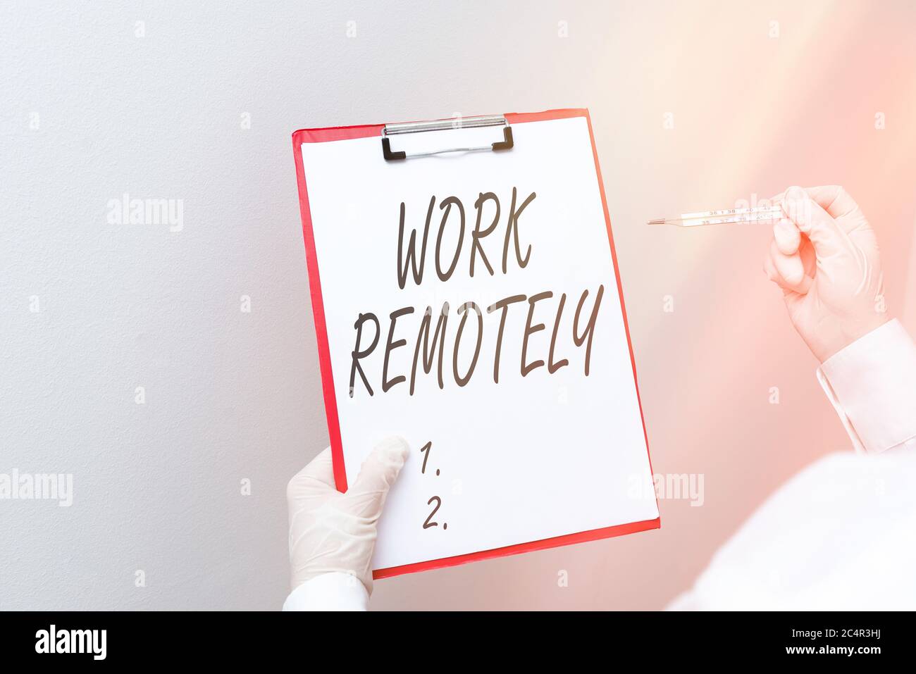 Schreiben von Notizen, die die Arbeit aus der Ferne zeigen ...