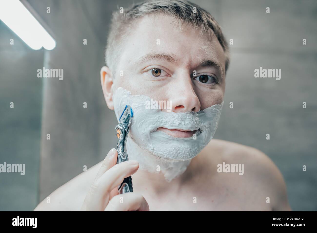 Badezimmer rasieren -Fotos und -Bildmaterial in hoher Auflösung – Alamy